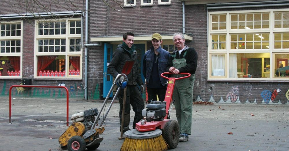 Plein Saltoschool Drents Dorp opnieuw bestraat tijdens kerstvakantie | Stam + De Koning Bouw
